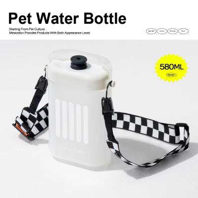 China 580ML Dog Travel Water Bottle Portable Pet Drinking Water Bottles OEM for sale