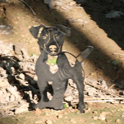 China Weather Resistant Garden Metal Ornaments Decoration Yard Dog Shape for sale