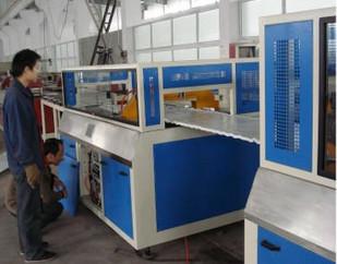 China 30mm TH WPC Board Production Line for Wood Powder & Waste Plastic - 1220mm Width, 550kg/h Capacity for sale