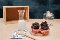 China 11oz BPA Free Glass Milk Bottles Reusable With Metal Twist Lids for sale