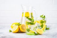 China 1 Liter Glass Water Pitcher Customized Glass Water Carafe Transparent for sale