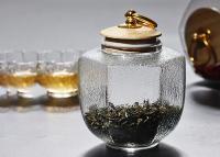 China Crystal Sealable Glass Bottles Wooden Healthy Lid Korean Style 390ml / 420ml Capacity for sale