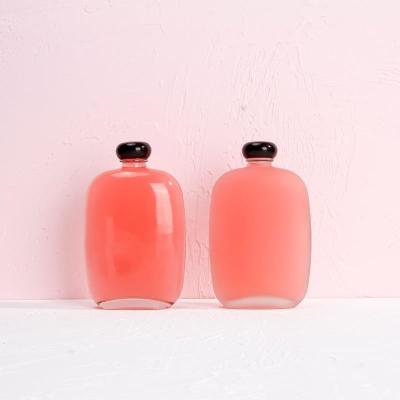 China 250ml 350ml Juice Hip Flask Bottles Cold Brew Glass Bottles With Metal Lids for sale