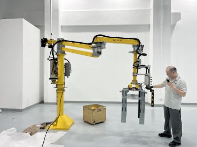 China Floor‑mounted Pneumatic Assist Manipulator Arm 200kg Load for Server Cabinet Material Lifting Handling for sale
