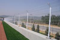 China Yellow Or White Peach Y Posts Metal Mesh Fences White Panels 6 Guage For Garden for sale