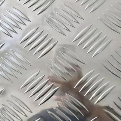 China Anti Slip Aluminum Checker Plate Sheet 5052 Aluminium Diamond Plate 2mm Thickness for Architectural Cladding for sale