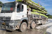 China Zoomlion's 56m long boom concrete pump truck - ideal for large construction sites for sale