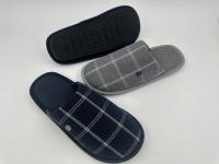 China Non Slip Warm Men's Indoor Outdoor Slippers With Fashionable Uppers Free Samples for sale