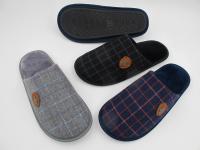 China OEM Fashionable Uppers Men's Indoor Outdoor Slippers Anti Slip For Winter for sale