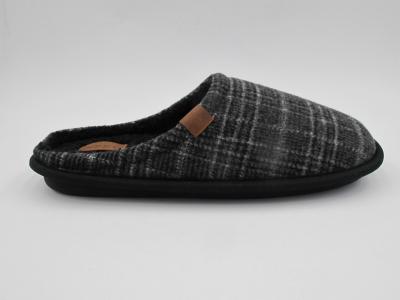 China Quilted Upper Mens Warm Indoor Slippers Comfortable Comfy Men's Winter Slippers for sale