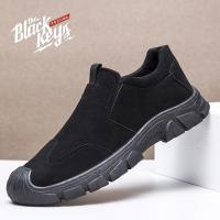China Men's Casual Walking Sneakers with Breathable Mesh Upper Anti Slip Outsole and Faux Fur Lining for sale