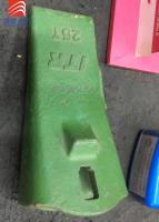 China 25t Flat Bucket Auger Teeth Steel Machinery Spare Parts Green for sale