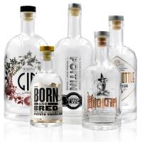 China Top-Rated Glass Liquor Bottle 750ml with Embossed Logo and Acceptable Customer's Logo for sale