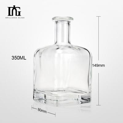 China 500ml Capacity Glass Bottle Transparent Vodka Bottle for Customer Requirements for sale