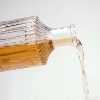 China 750ml Flat Whiskey Liquor Bottle Glass Vodka Alcohol Spirits Bottle For Bar Wedding for sale