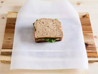 China Food Packing Paper Roll Sheet With 500~1500mm Width PE Coated Raw Material  For Takeaway Packing for sale