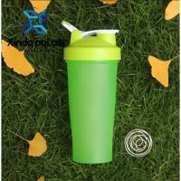 China Large Disposable Plastic Shaker Cup With Easy-Squeeze Handle Classic Measuring Scale for sale
