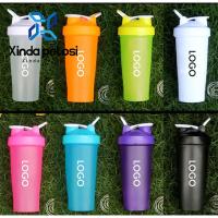 China Large Disposable Plastic Shaker Cup With Easy-Squeeze Handle Classic Measuring Scale for sale