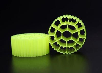 China MBBR Biofilter Media Plastic Filter Media 0.96 - 0.98g/cm3 Density And White Color for sale