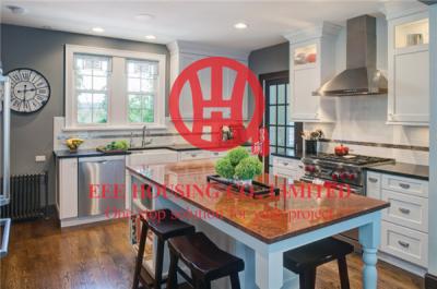 China Fashion Shaker-style Solid Wood Kitchen Cabinet with Excellent Design and Quality for sale
