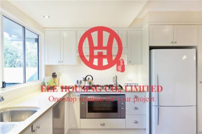 China Fashion Shaker-style Solid Wood Kitchen Cabinet with Excellent Design and Quality for sale