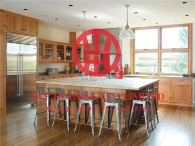 China Fashion Shaker-style Solid Wood Kitchen Cabinet with Excellent Design and Quality for sale