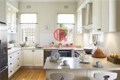 China Fashion Shaker-style Solid Wood Kitchen Cabinet with Excellent Design and Quality for sale