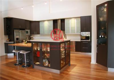 China Fashion Shaker-style Solid Wood Kitchen Cabinet with Excellent Design and Quality for sale