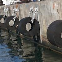 China Cylindrical Marine Fenders Ship Barge Fenders Systems Marine Docking Fenders for sale