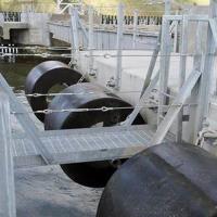 China Cylindrical Marine Fenders Marine Protective Gear Affordable Fenders For Dock Operation for sale