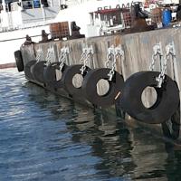 China Cylindrical Marine Fenders Marine Protective Gear Affordable Fenders For Dock Operation for sale