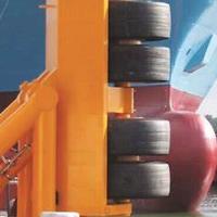 China Durable Black Roller Fenders Boat Rubber Fenders For Port Terminals for sale