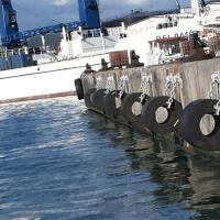 China Marine Dock Cylindrical Rubber Fenders Bumper PIANC2002 for sale