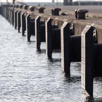China Corrosion Resistant High Impact Strength Natural Rubber Cell Rubber Fender for Marine Dock Bumper for sale