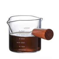 China 100ml Borosilicate Glass Coffee Measuring Cup with Double Spout Wooden Handle and Lid for sale