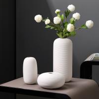 China Modern Handcrafted Dry Flower Arrangement Vase in White Ceramic for Tabletop Decoration for sale