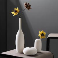 China Modern Handcrafted Dry Flower Arrangement Vase in White Ceramic for Tabletop Decoration for sale