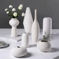 China Modern Handcrafted Dry Flower Arrangement Vase in White Ceramic for Tabletop Decoration for sale