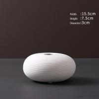 China Modern Handcrafted Dry Flower Arrangement Vase in White Ceramic for Tabletop Decoration for sale