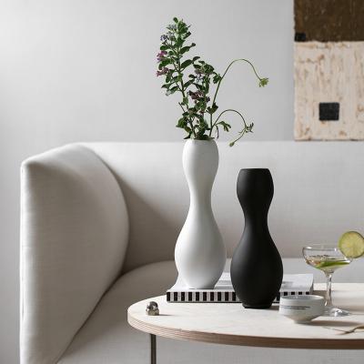 China Home and Office Tabletop Decor Contemporary Ceramic Vase with Bowling Ball Design for sale
