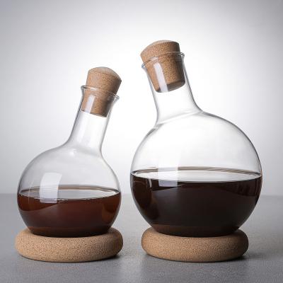 China Classic Design Style Red Wine Decanter with Quick Pour Spout Made of Borosilicate Glass for sale