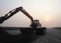 China Big Torque Travelling Heavy Equipment Excavator with Tracked Pontoon Structure for sale