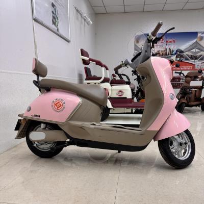 China Pink & Beige Retro Electric Tricycle with 650W Hub Motor, 30-40 km Range, and Durable Steel Frame for Stylish Commuting for sale