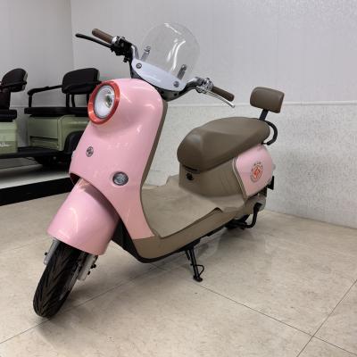 China Vintage Pink Electric Scooter with 650W Motor and 30-40 km Range for Urban Commuting for sale