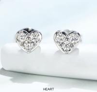 China 18K Gold Heart Shaped Stud Earrings 0.80ct Round Brilliant Cut Diamond VS Clarity 0.8g Metal Weight for sale