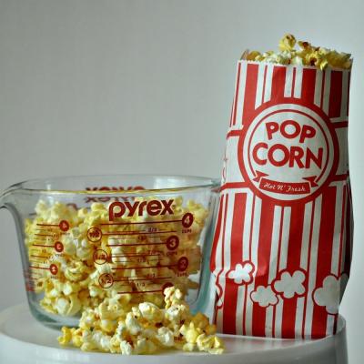 China Carnival King Paper Popcorn Bags Customized Paper Bags 1 Ounce Pack Of Red And White for sale