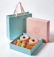 China Premium Food Grade Foldable Base and Lid Box for Cake Sushi Macaron Desserts Bakery Gift Box Set With Paper Bag for sale