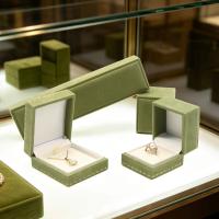 China Vintage Green Velvet Luxury Jewelry Box Set Simple Luxury Necklace Gift Box Custom Color for sale