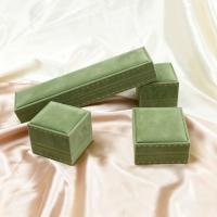 China Vintage Green Velvet Luxury Jewelry Box Set Simple Luxury Necklace Gift Box Custom Color for sale