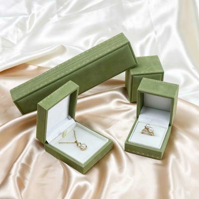 China Vintage Green Velvet Luxury Jewelry Box Set Simple Luxury Necklace Gift Box Custom Color for sale